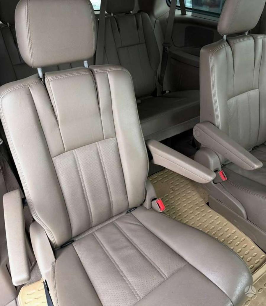 Brūns Chrysler town-&-country 2012 Klaipėda, ar dzinēja tilpumu 3.60 L un nobraukumu 225 tūkst. km par 7700 €, foto 27 vietnē AUTOMOTO.COM.LV