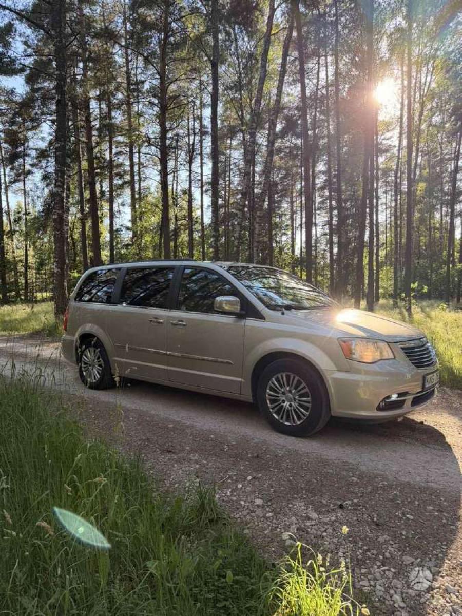 Brūns Chrysler town-&-country 2013 Šilutė, ar dzinēja tilpumu 3.60 L un nobraukumu 297 tūkst. km par 5500 €, foto 1 vietnē AUTOMOTO.COM.LV