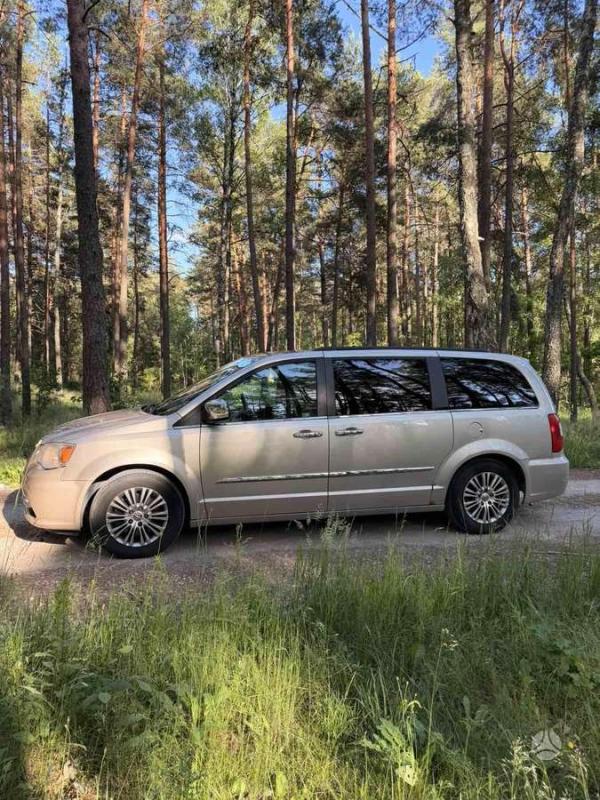 Brūns Chrysler town-&-country 2013 Šilutė, ar dzinēja tilpumu 3.60 L un nobraukumu 297 tūkst. km par 5500 €, foto 2 vietnē AUTOMOTO.COM.LV