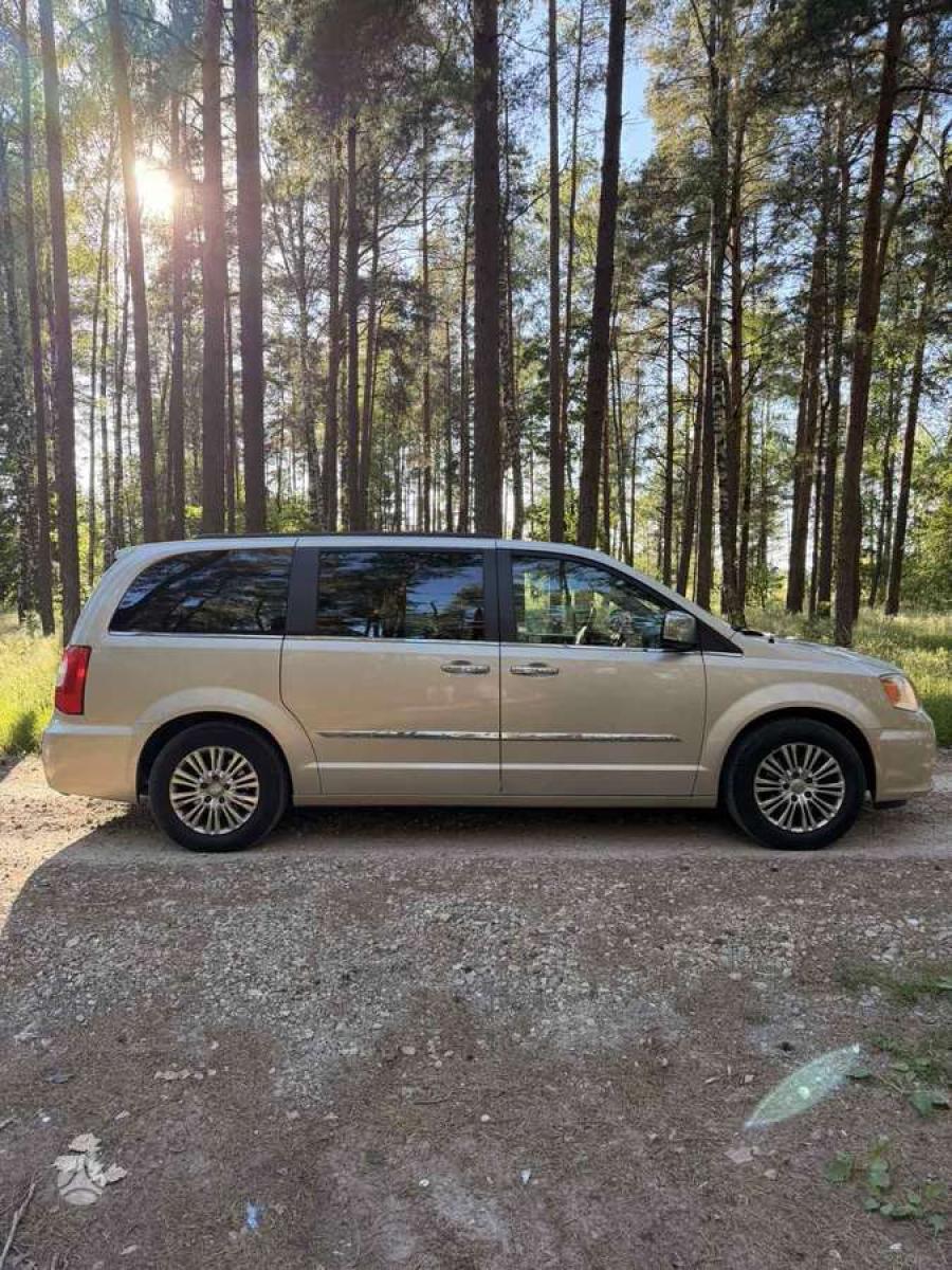 Brūns Chrysler town-&-country 2013 Šilutė, ar dzinēja tilpumu 3.60 L un nobraukumu 297 tūkst. km par 5500 €, foto 4 vietnē AUTOMOTO.COM.LV