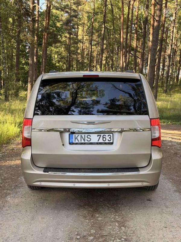Brūns Chrysler town-&-country 2013 Šilutė, ar dzinēja tilpumu 3.60 L un nobraukumu 297 tūkst. km par 5500 €, foto 4 vietnē AUTOMOTO.COM.LV