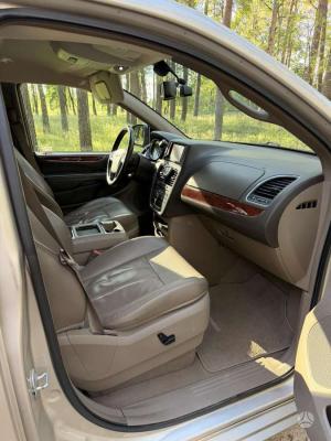 Brūns Chrysler town-&-country 2013 Šilutė, ar dzinēja tilpumu 3.60 L un nobraukumu 297 tūkst. km par 5500 €, foto 7 vietnē AUTOMOTO.COM.LV