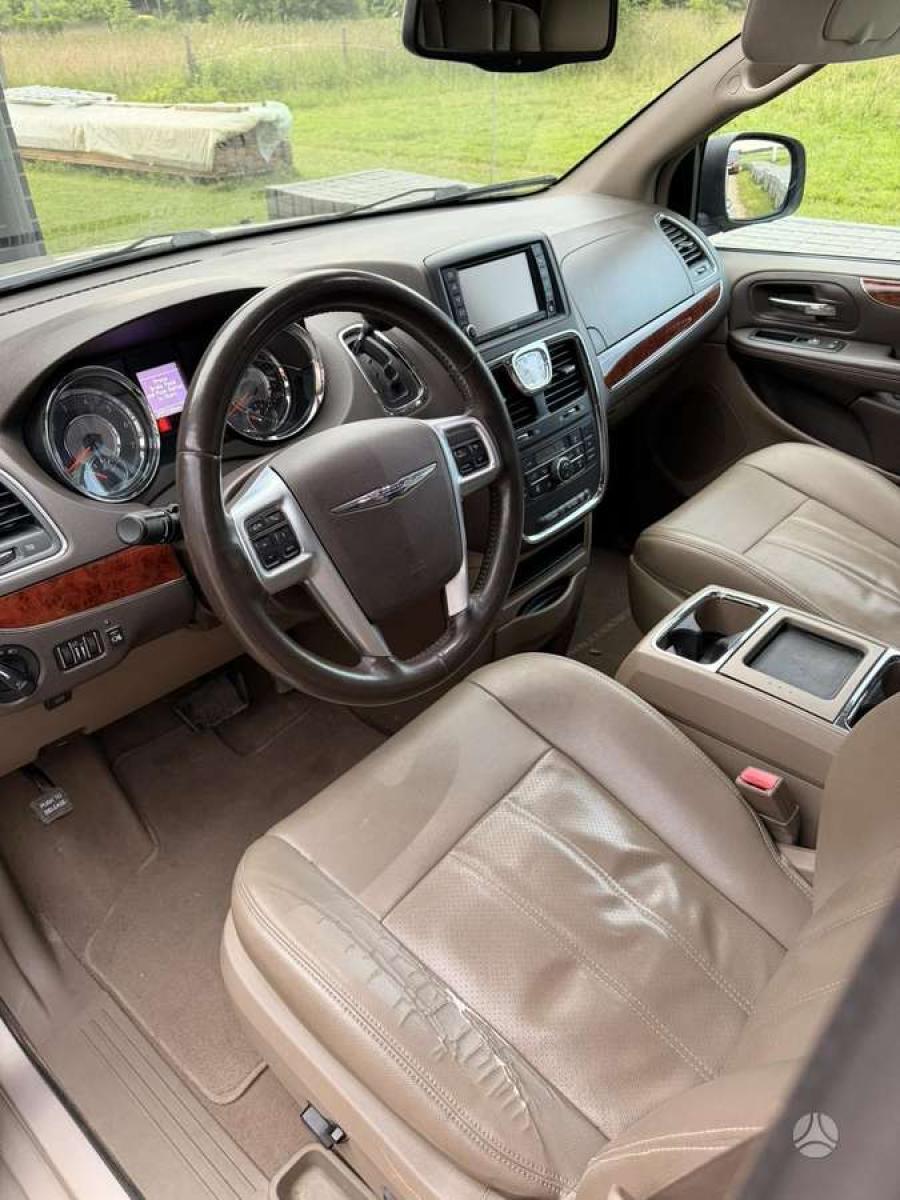 Brūns Chrysler town-&-country 2013 Šilutė, ar dzinēja tilpumu 3.60 L un nobraukumu 297 tūkst. km par 5500 €, foto 8 vietnē AUTOMOTO.COM.LV