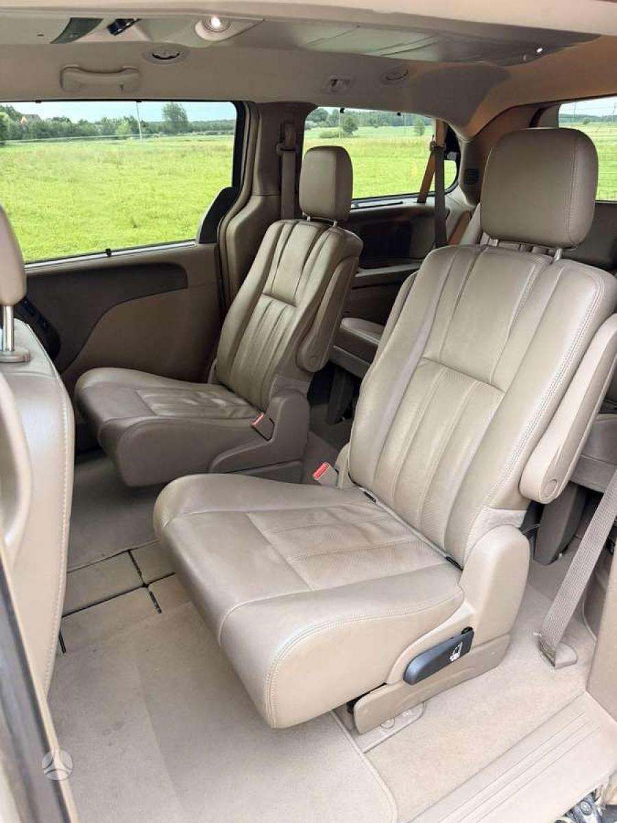 Brūns Chrysler town-&-country 2013 Šilutė, ar dzinēja tilpumu 3.60 L un nobraukumu 297 tūkst. km par 5500 €, foto 12 vietnē AUTOMOTO.COM.LV