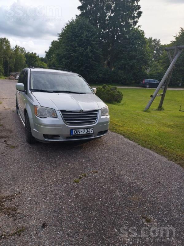 Pelēks Chrysler town-&-country 2009 Madona, ar dzinēja tilpumu 3.80 L un nobraukumu 313 tūkst. km par 2600 €, foto 1 vietnē AUTOMOTO.COM.LV