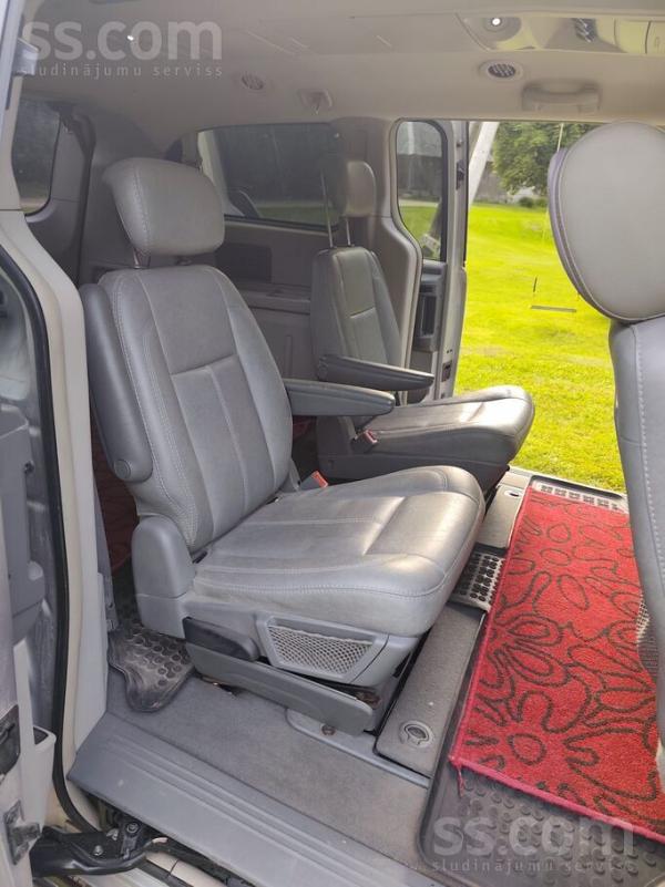 Pelēks Chrysler town-&-country 2009 Madona, ar dzinēja tilpumu 3.80 L un nobraukumu 313 tūkst. km par 2600 €, foto 3 vietnē AUTOMOTO.COM.LV