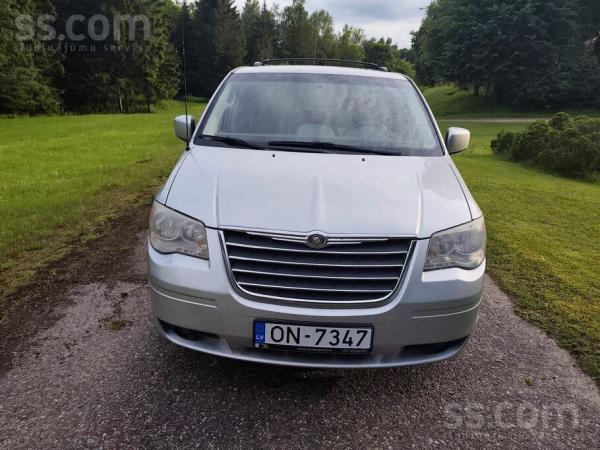 Pelēks Chrysler town-&-country 2009 Madona, ar dzinēja tilpumu 3.80 L un nobraukumu 313 tūkst. km par 2600 €, foto 4 vietnē AUTOMOTO.COM.LV