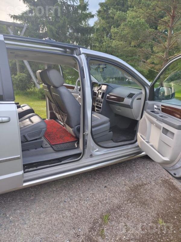 Pelēks Chrysler town-&-country 2009 Madona, ar dzinēja tilpumu 3.80 L un nobraukumu 313 tūkst. km par 2600 €, foto 7 vietnē AUTOMOTO.COM.LV