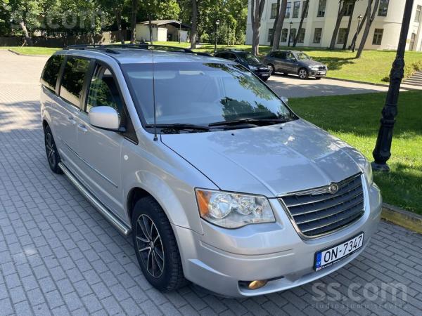 Grey Chrysler town-&-country 2009 in Riga, with an engine capacity of 3.80 L and mileage of 194 thousand km for 3850 €, photo 1 on AUTOMOTO.COM.LV