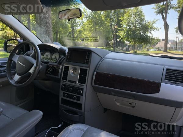 Grey Chrysler town-&-country 2009 in Riga, with an engine capacity of 3.80 L and mileage of 194 thousand km for 3850 €, photo 6 on AUTOMOTO.COM.LV