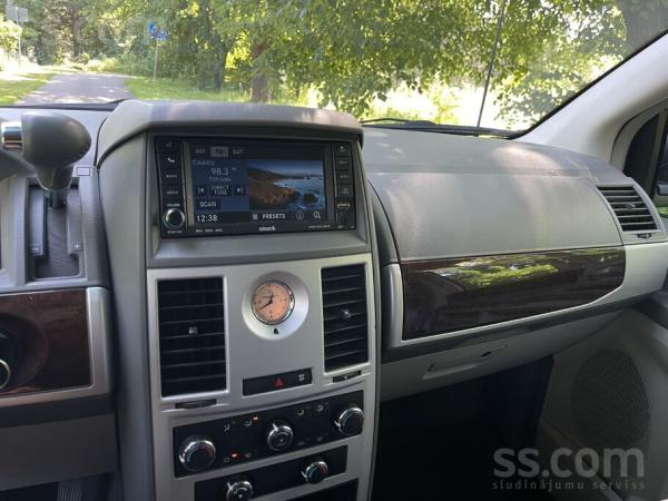 Grey Chrysler town-&-country 2009 in Riga, with an engine capacity of 3.80 L and mileage of 194 thousand km for 3850 €, photo 7 on AUTOMOTO.COM.LV