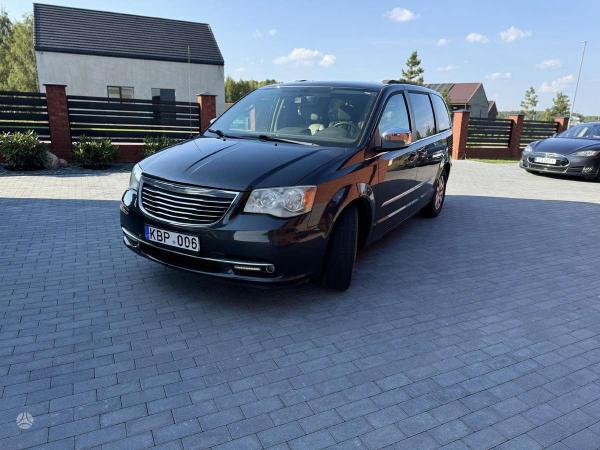 Pelēks Chrysler town-&-country 2012 Klaipėda, ar dzinēja tilpumu 3.60 L un nobraukumu 220 tūkst. km par 5400 €, foto 2 vietnē AUTOMOTO.COM.LV