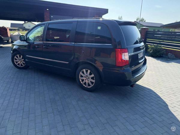 Pelēks Chrysler town-&-country 2012 Klaipėda, ar dzinēja tilpumu 3.60 L un nobraukumu 220 tūkst. km par 5400 €, foto 3 vietnē AUTOMOTO.COM.LV