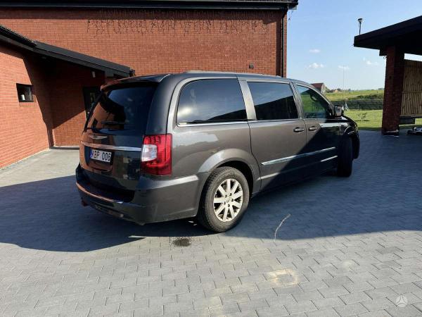Pelēks Chrysler town-&-country 2012 Klaipėda, ar dzinēja tilpumu 3.60 L un nobraukumu 220 tūkst. km par 5400 €, foto 5 vietnē AUTOMOTO.COM.LV