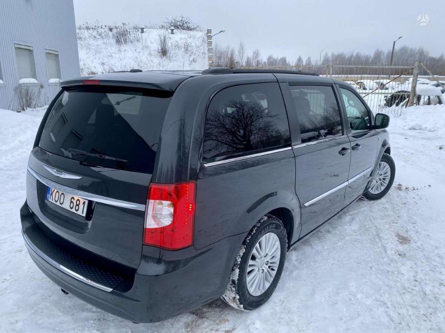 Pelēks Chrysler town-&-country 2012 Šauļi, ar dzinēja tilpumu 3.60 L un nobraukumu 300 tūkst. km par 6950 €, foto 4 vietnē AUTOMOTO.COM.LV
