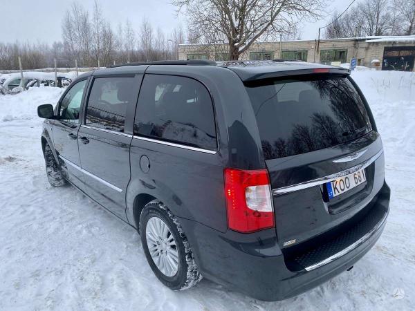 Pelēks Chrysler town-&-country 2012 Šauļi, ar dzinēja tilpumu 3.60 L un nobraukumu 300 tūkst. km par 6950 €, foto 6 vietnē AUTOMOTO.COM.LV
