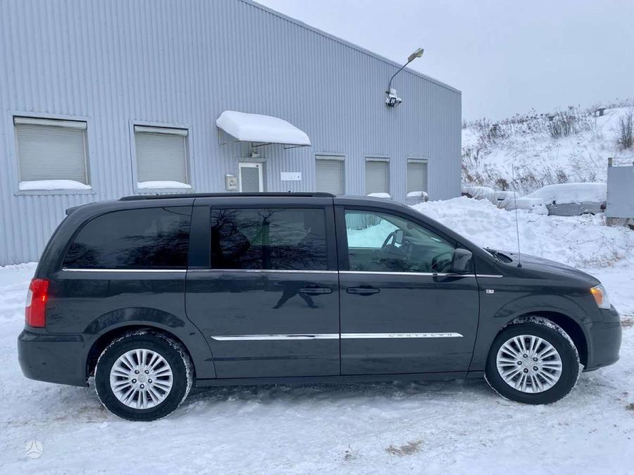 Pelēks Chrysler town-&-country 2012 Šauļi, ar dzinēja tilpumu 3.60 L un nobraukumu 300 tūkst. km par 6950 €, foto 7 vietnē AUTOMOTO.COM.LV