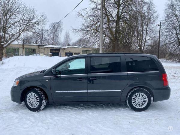 Pelēks Chrysler town-&-country 2012 Šauļi, ar dzinēja tilpumu 3.60 L un nobraukumu 300 tūkst. km par 6950 €, foto 8 vietnē AUTOMOTO.COM.LV