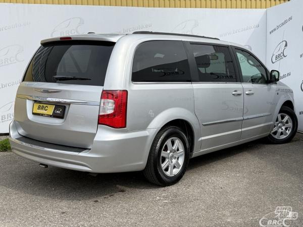 Grey Chrysler town-&-country 2012 in Avizieniai, with an engine capacity of 3.60 L and mileage of 271 thousand km for 5900 €, photo 2 on AUTOMOTO.COM.LV
