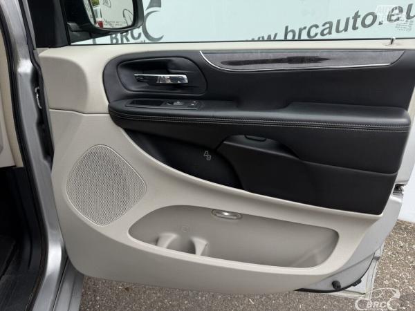 Grey Chrysler town-&-country 2012 in Avizieniai, with an engine capacity of 3.60 L and mileage of 271 thousand km for 5900 €, photo 7 on AUTOMOTO.COM.LV