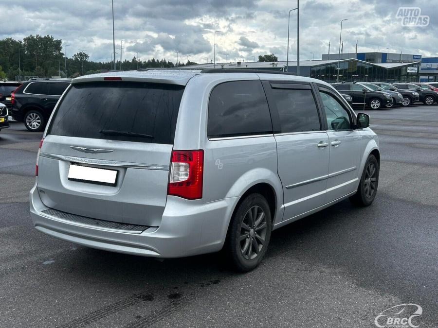 Pelēks Chrysler town-&-country 2012 Avižieniai, ar dzinēja tilpumu 3.60 L un nobraukumu 374 tūkst. km par 5700 €, foto 3 vietnē AUTOMOTO.COM.LV