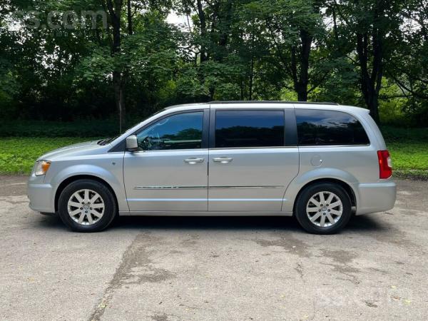 Grey Chrysler town-&-country 2012 in Riga, with an engine capacity of 3.60 L and mileage of 0 thousand km for 5590 €, photo 2 on AUTOMOTO.COM.LV