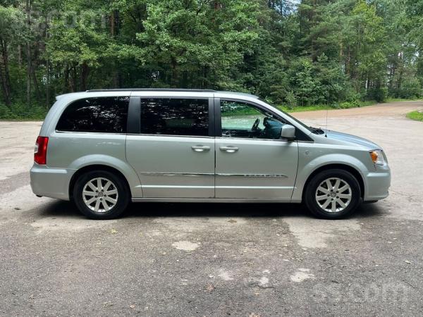 Grey Chrysler town-&-country 2012 in Riga, with an engine capacity of 3.60 L and mileage of 0 thousand km for 5590 €, photo 6 on AUTOMOTO.COM.LV