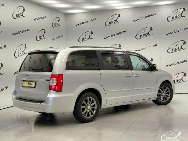Pelēks Chrysler town-&-country 2012 Viļņa, ar dzinēja tilpumu 3.60 L un nobraukumu 374 tūkst. km par 4900 €, foto 6 vietnē AUTOMOTO.COM.LV