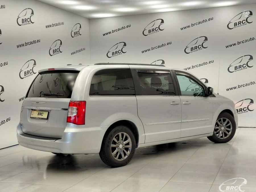 Pelēks Chrysler town-&-country 2012 Viļņa, ar dzinēja tilpumu 3.60 L un nobraukumu 374 tūkst. km par 4900 €, foto 6 vietnē AUTOMOTO.COM.LV