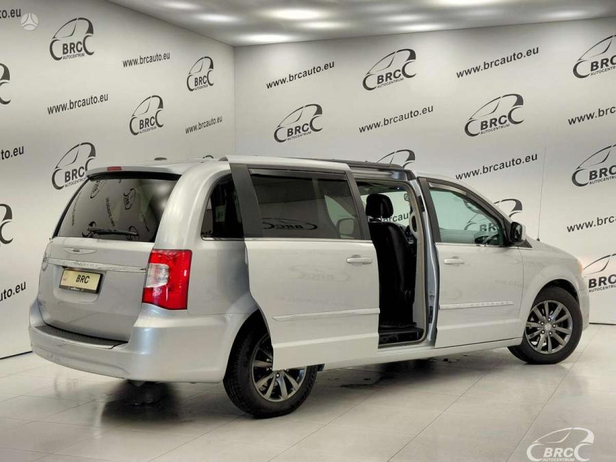 Pelēks Chrysler town-&-country 2012 Viļņa, ar dzinēja tilpumu 3.60 L un nobraukumu 374 tūkst. km par 4900 €, foto 7 vietnē AUTOMOTO.COM.LV