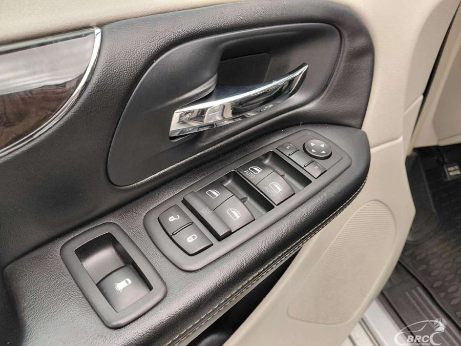 Pelēks Chrysler town-&-country 2012 Viļņa, ar dzinēja tilpumu 3.60 L un nobraukumu 374 tūkst. km par 4900 €, foto 22 vietnē AUTOMOTO.COM.LV