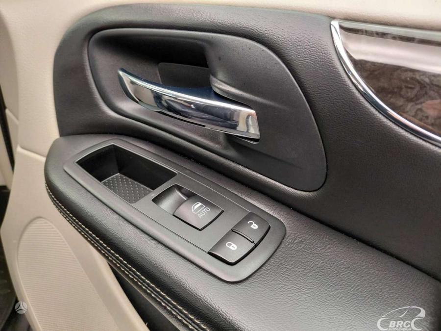 Pelēks Chrysler town-&-country 2012 Viļņa, ar dzinēja tilpumu 3.60 L un nobraukumu 374 tūkst. km par 4900 €, foto 23 vietnē AUTOMOTO.COM.LV