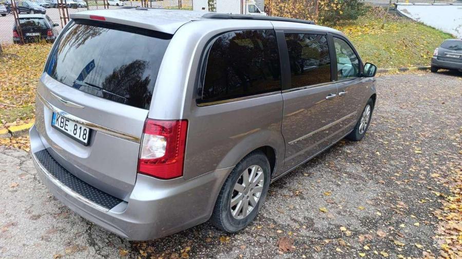 Pelēks Chrysler town-&-country 2013 Ukmergė, ar dzinēja tilpumu 3.60 L un nobraukumu 319 tūkst. km par 5300 €, foto 4 vietnē AUTOMOTO.COM.LV