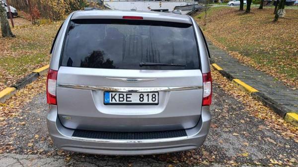 Pelēks Chrysler town-&-country 2013 Ukmergė, ar dzinēja tilpumu 3.60 L un nobraukumu 319 tūkst. km par 5300 €, foto 6 vietnē AUTOMOTO.COM.LV