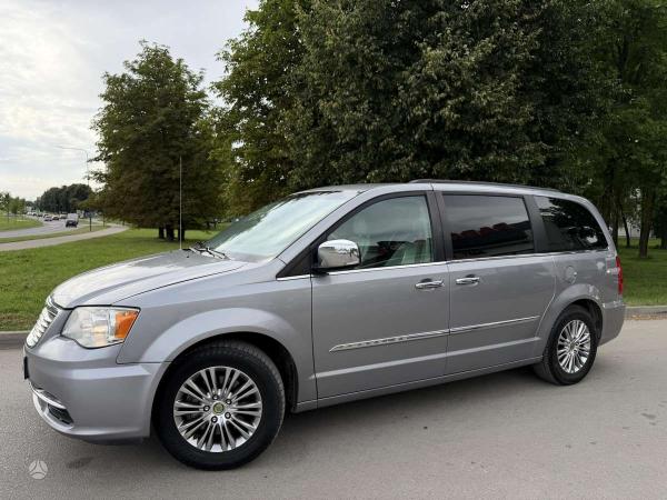 Grey Chrysler town-&-country 2013 in Kaunas, with an engine capacity of 3.60 L and mileage of 335 thousand km for 6000 €, photo 1 on AUTOMOTO.COM.LV