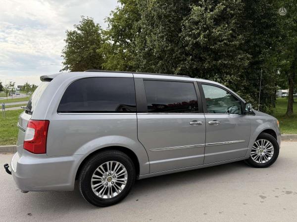 Grey Chrysler town-&-country 2013 in Kaunas, with an engine capacity of 3.60 L and mileage of 335 thousand km for 6000 €, photo 4 on AUTOMOTO.COM.LV