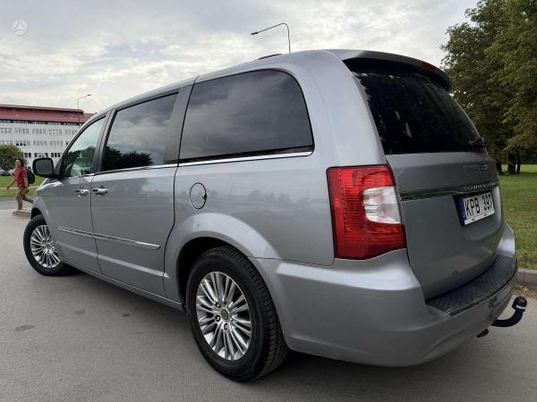 Pelēks Chrysler town-&-country 2013 Kauņa, ar dzinēja tilpumu 3.60 L un nobraukumu 338 tūkst. km par 5900 €, foto 3 vietnē AUTOMOTO.COM.LV