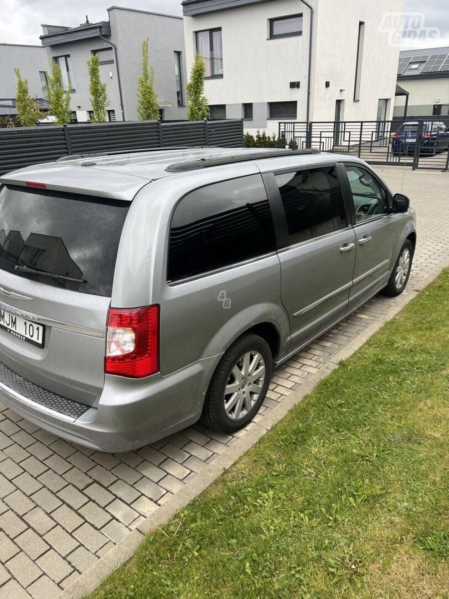 Grey Chrysler town-&-country 2014 in Kaunas, with an engine capacity of 3.60 L and mileage of 251 thousand km for 6300 €, photo 1 on AUTOMOTO.COM.LV