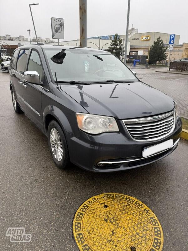 Grey Chrysler town-&-country 2014 in Kaunas, with an engine capacity of 3.60 L and mileage of 245 thousand km for 9900 €, photo 2 on AUTOMOTO.COM.LV