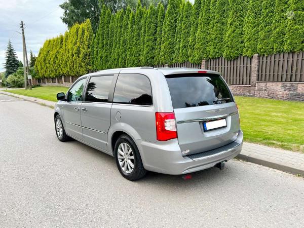 Grey Chrysler town-&-country 2014 in Vilnius, with an engine capacity of 3.60 L and mileage of 298 thousand km for 6499 €, photo 2 on AUTOMOTO.COM.LV