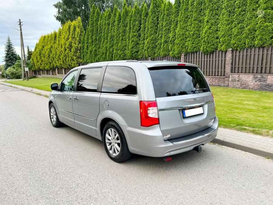 Pelēks Chrysler town-&-country 2014 Viļņa, ar dzinēja tilpumu 3.60 L un nobraukumu 298 tūkst. km par 6499 €, foto 3 vietnē AUTOMOTO.COM.LV