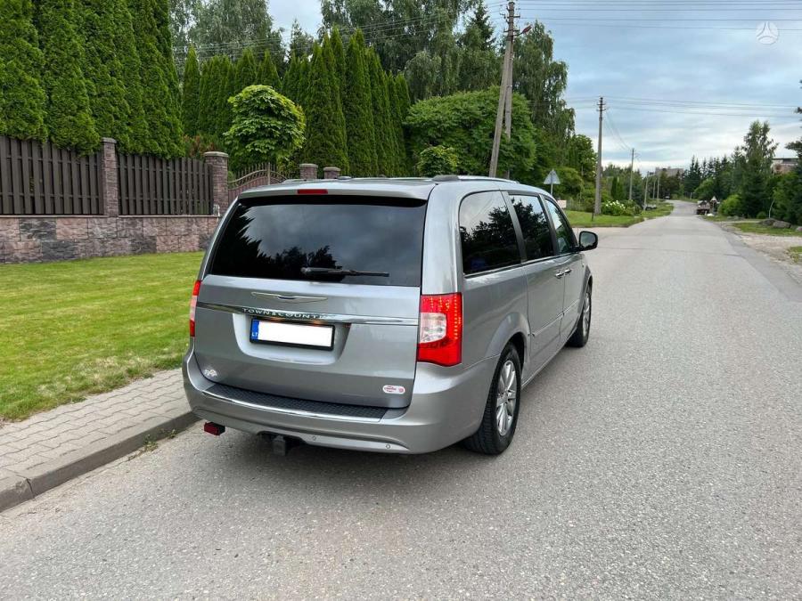 Pelēks Chrysler town-&-country 2014 Viļņa, ar dzinēja tilpumu 3.60 L un nobraukumu 298 tūkst. km par 6499 €, foto 5 vietnē AUTOMOTO.COM.LV
