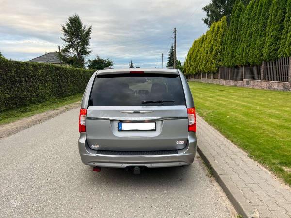 Grey Chrysler town-&-country 2014 in Vilnius, with an engine capacity of 3.60 L and mileage of 298 thousand km for 6499 €, photo 5 on AUTOMOTO.COM.LV