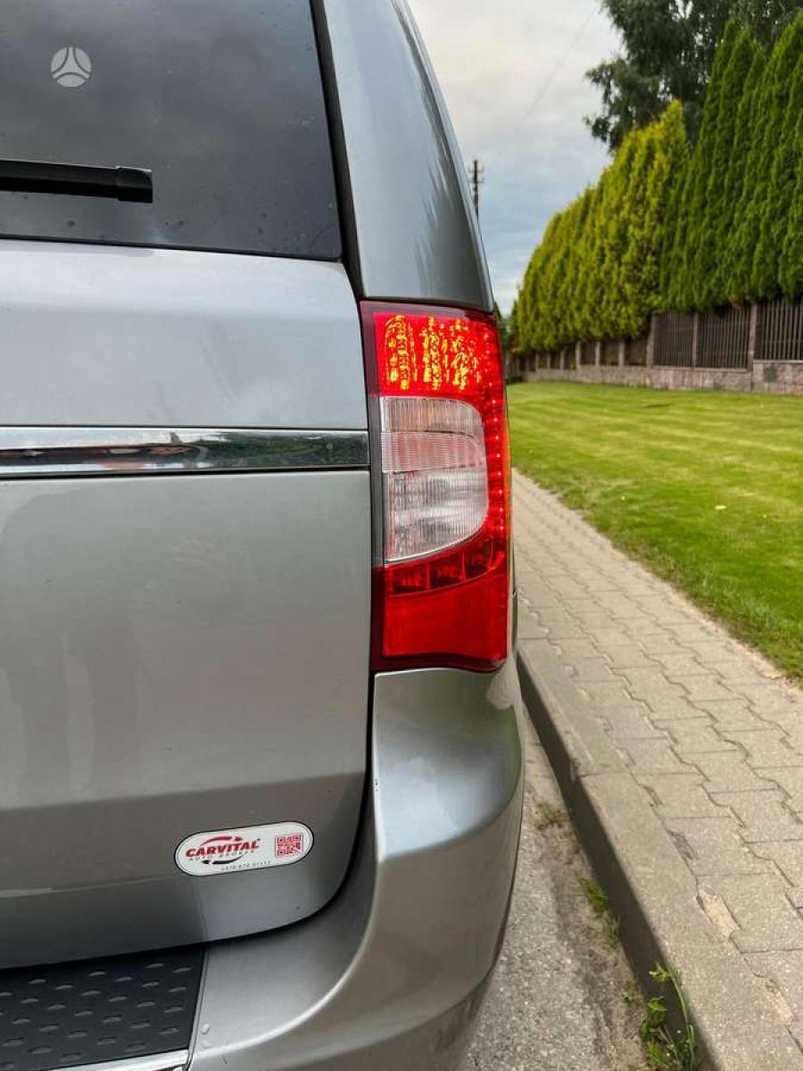 Pelēks Chrysler town-&-country 2014 Viļņa, ar dzinēja tilpumu 3.60 L un nobraukumu 298 tūkst. km par 6499 €, foto 7 vietnē AUTOMOTO.COM.LV