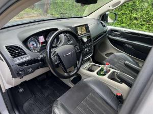 Pelēks Chrysler town-&-country 2014 Viļņa, ar dzinēja tilpumu 3.60 L un nobraukumu 298 tūkst. km par 6499 €, foto 13 vietnē AUTOMOTO.COM.LV