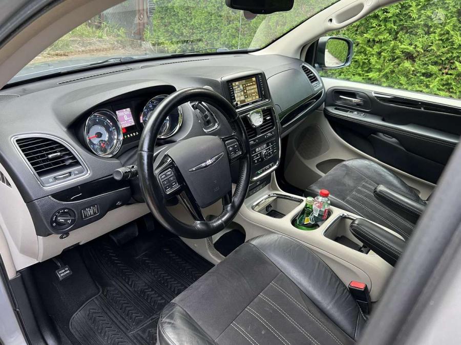 Pelēks Chrysler town-&-country 2014 Viļņa, ar dzinēja tilpumu 3.60 L un nobraukumu 298 tūkst. km par 6499 €, foto 13 vietnē AUTOMOTO.COM.LV