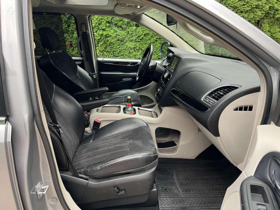 Pelēks Chrysler town-&-country 2014 Viļņa, ar dzinēja tilpumu 3.60 L un nobraukumu 298 tūkst. km par 6499 €, foto 18 vietnē AUTOMOTO.COM.LV