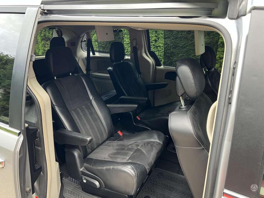 Pelēks Chrysler town-&-country 2014 Viļņa, ar dzinēja tilpumu 3.60 L un nobraukumu 298 tūkst. km par 6499 €, foto 21 vietnē AUTOMOTO.COM.LV