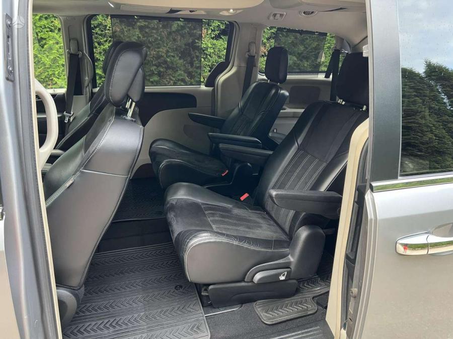 Pelēks Chrysler town-&-country 2014 Viļņa, ar dzinēja tilpumu 3.60 L un nobraukumu 298 tūkst. km par 6499 €, foto 25 vietnē AUTOMOTO.COM.LV