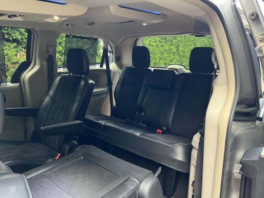 Pelēks Chrysler town-&-country 2014 Viļņa, ar dzinēja tilpumu 3.60 L un nobraukumu 298 tūkst. km par 6499 €, foto 26 vietnē AUTOMOTO.COM.LV